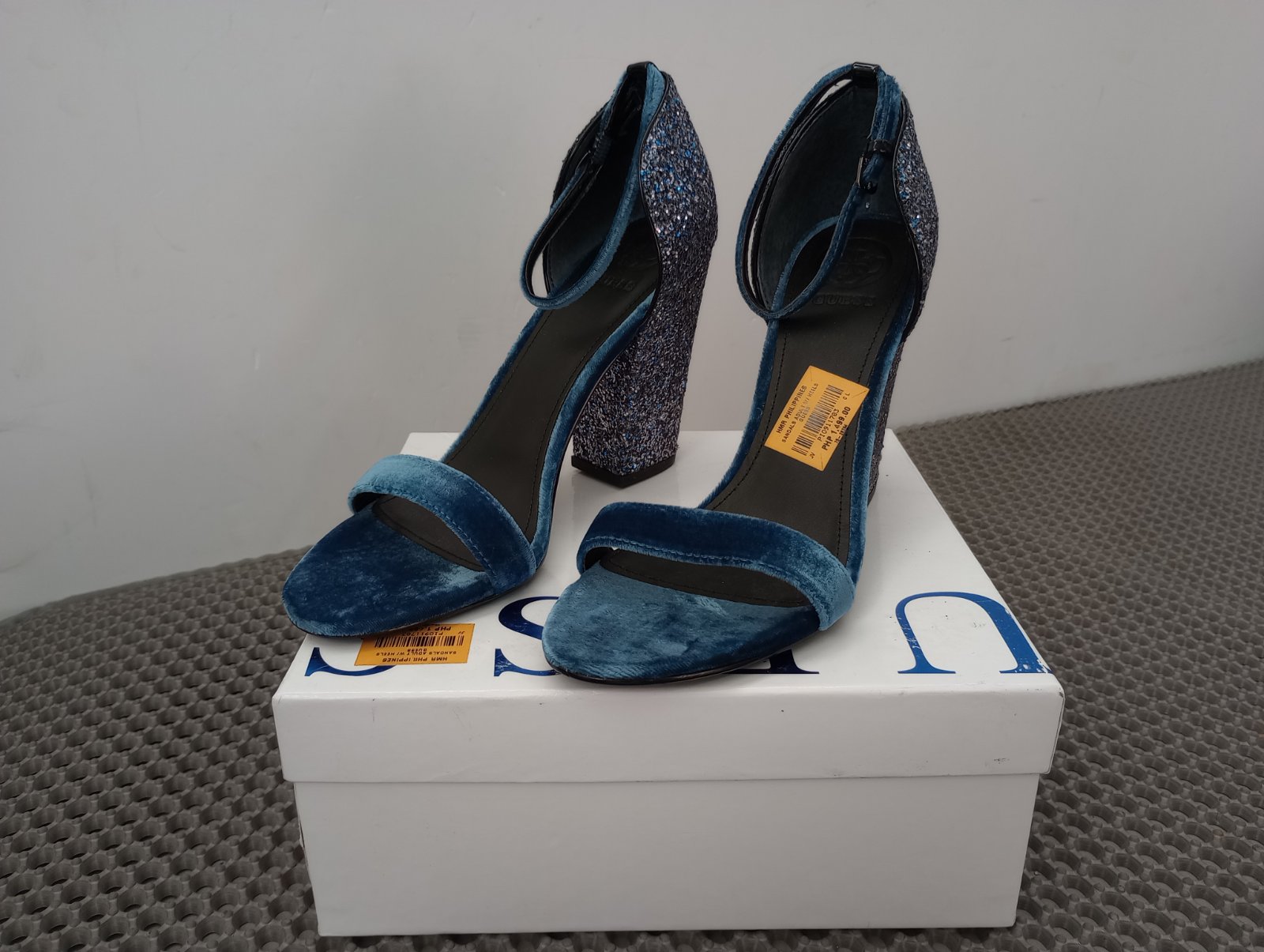 Guess Sandals Adult Blue Glitter with Heels Size 39 | HMR Shop N' Bid