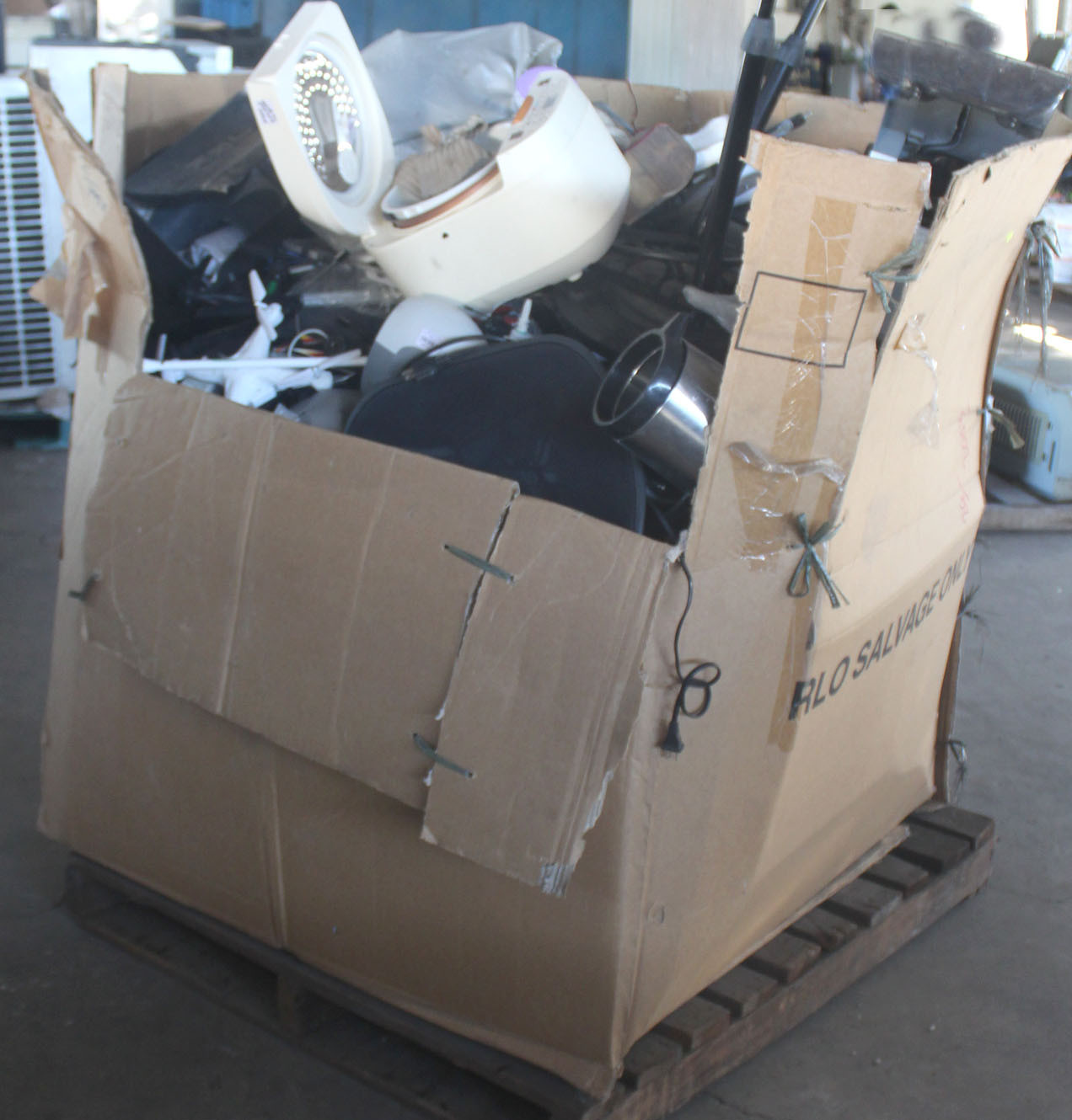 1 Pallet Vacuum Cleaner Electric Kettle DVD Player Air Bed Steam