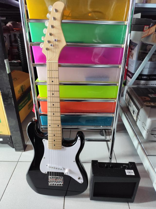 Anko Electric Guitar 32IN with Amplifier 43434275 | HMR Shop N' Bid