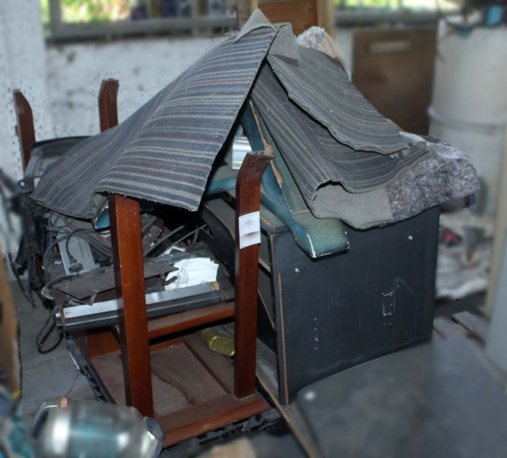 Heater, TV Stand , Carpet And Assorted Item / 1-Pallet - Heater, TV ...