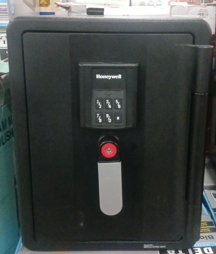Honeywell Waterproof Fire Safe Vault W/key 2901au | HMR Shop N' Bid